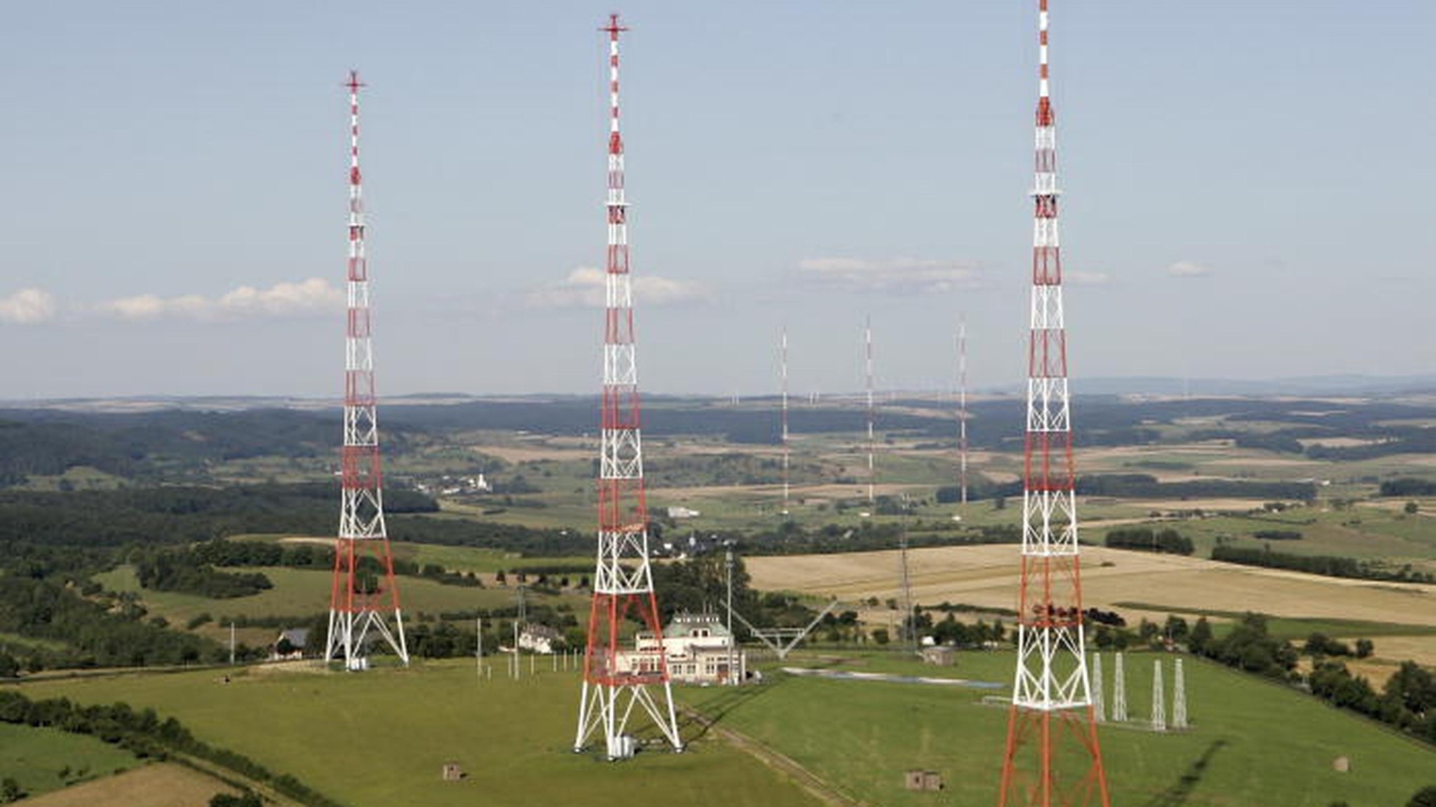 Las torres de transmisión de Radio Luxembourg en Junglinster están a ...